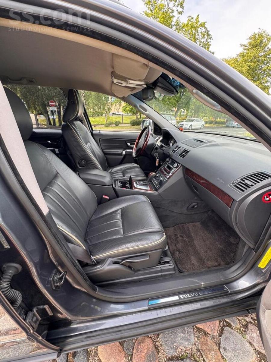 Grey Volvo XC90 2007 in Riga, with an engine capacity of 2.40 L and mileage of 293 thousand km for 6590 €, photo 8 on AUTOMOTO.COM.LV