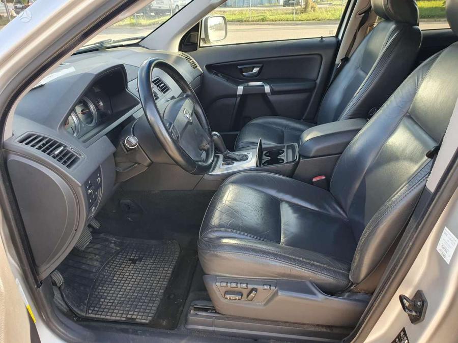 Grey Volvo XC90 2007 in Marijampole, with an engine capacity of 2.40 L and mileage of 270 thousand km for 3900 €, photo 11 on AUTOMOTO.COM.LV