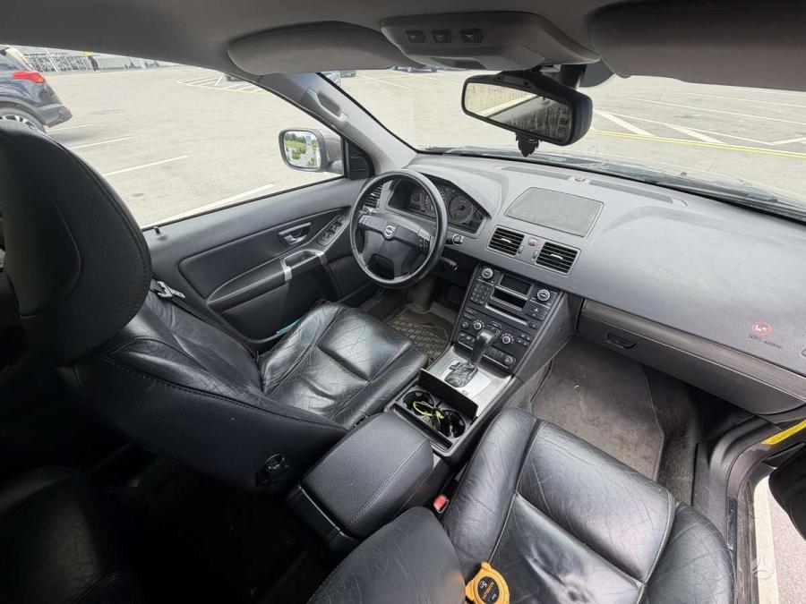 Grey Volvo XC90 2007 in Vilnius, with an engine capacity of 2.40 L and mileage of 272 thousand km for 5000 €, photo 8 on AUTOMOTO.COM.LV