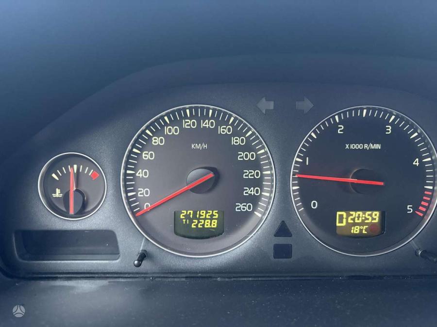 Grey Volvo XC90 2007 in Vilnius, with an engine capacity of 2.40 L and mileage of 272 thousand km for 5000 €, photo 10 on AUTOMOTO.COM.LV