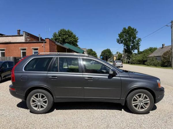 Grey Volvo XC90 2007 in Ventspils, with an engine capacity of 2.40 L and mileage of 319 thousand km for 4690 €, photo 7 on AUTOMOTO.COM.LV