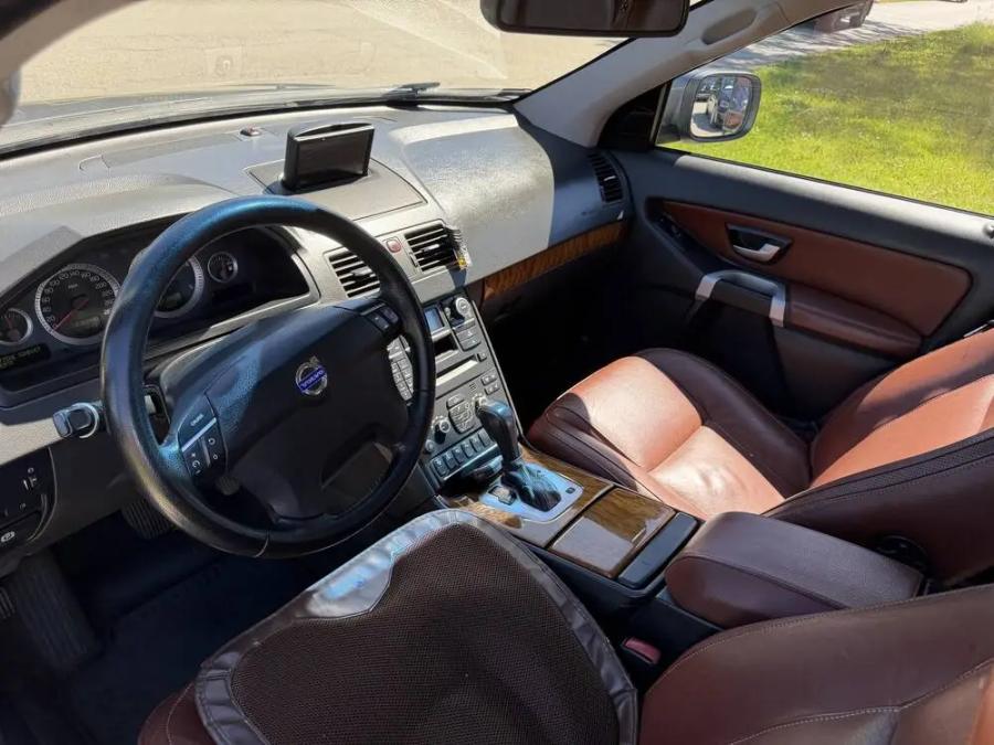 Pelēks Volvo XC90 2007 Ventspils, ar dzinēja tilpumu 2.40 L un nobraukumu 319 tūkst. km par 4690 €, foto 13 vietnē AUTOMOTO.COM.LV