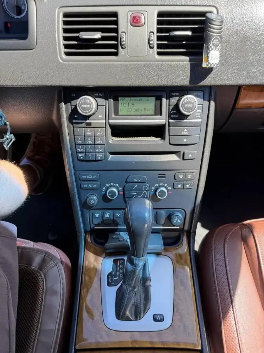 Pelēks Volvo XC90 2007 Ventspils, ar dzinēja tilpumu 2.40 L un nobraukumu 319 tūkst. km par 4690 €, foto 21 vietnē AUTOMOTO.COM.LV