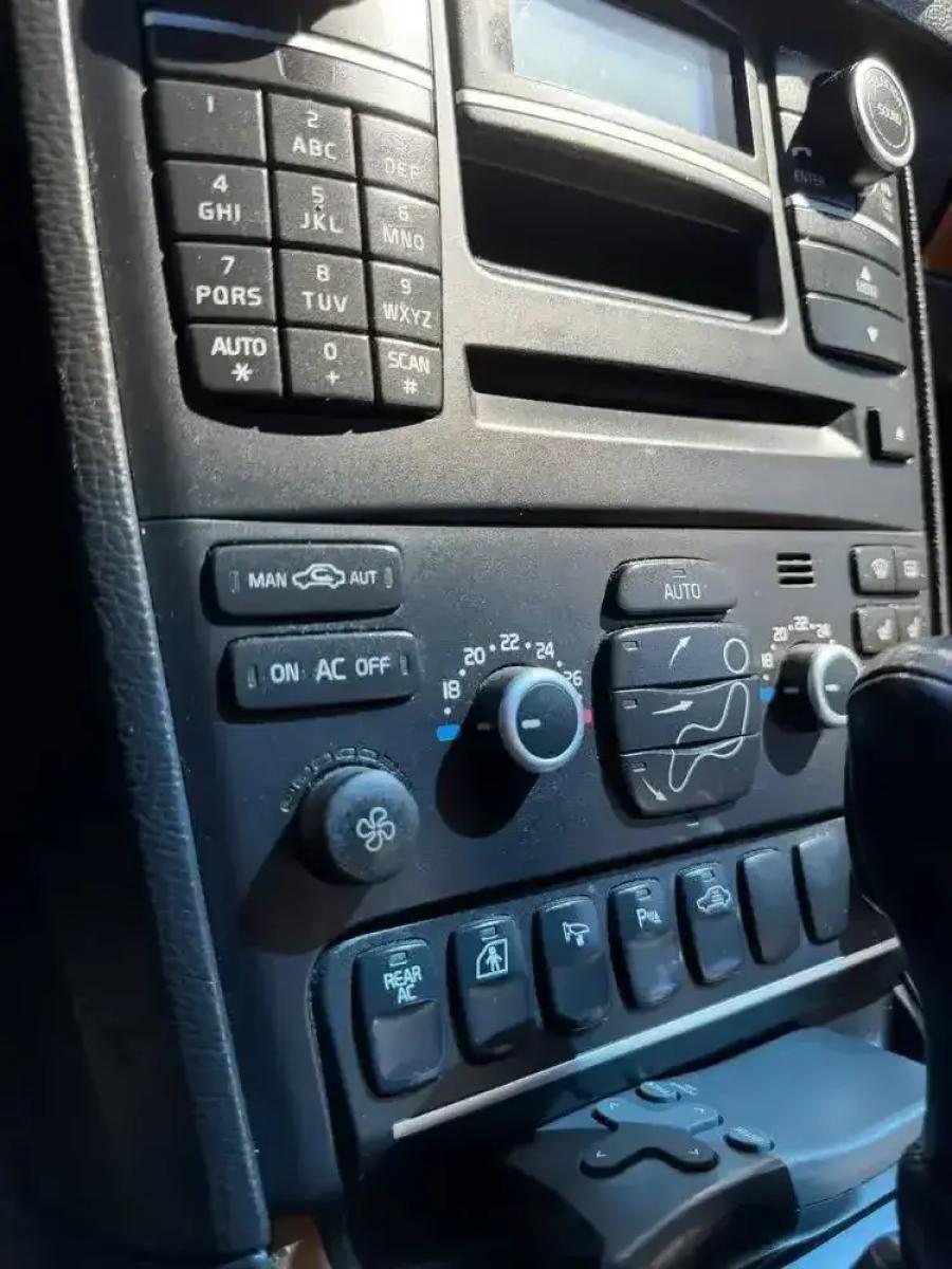 Pelēks Volvo XC90 2007 Ventspils, ar dzinēja tilpumu 2.40 L un nobraukumu 319 tūkst. km par 4690 €, foto 22 vietnē AUTOMOTO.COM.LV