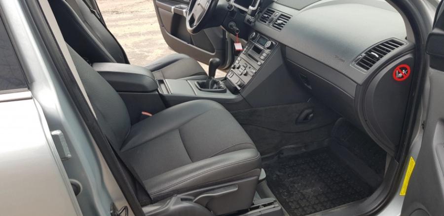 Grey Volvo XC90 2007 in Riga, with an engine capacity of 2.40 L and mileage of 385 thousand km for 5500 €, photo 10 on AUTOMOTO.COM.LV