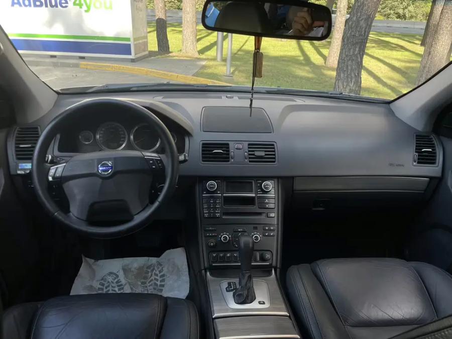 Grey Volvo XC90 2007 in Riga, with an engine capacity of 2.40 L and mileage of 242 thousand km for 3000 €, photo 8 on AUTOMOTO.COM.LV