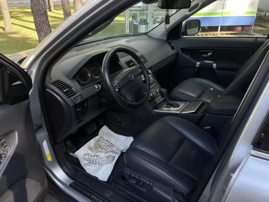 Grey Volvo XC90 2007 in Riga, with an engine capacity of 2.40 L and mileage of 242 thousand km for 3000 €, photo 9 on AUTOMOTO.COM.LV