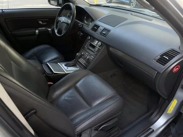 Grey Volvo XC90 2007 in Riga, with an engine capacity of 2.40 L and mileage of 242 thousand km for 3000 €, photo 9 on AUTOMOTO.COM.LV