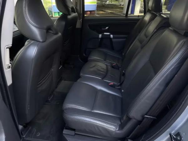 Grey Volvo XC90 2007 in Riga, with an engine capacity of 2.40 L and mileage of 242 thousand km for 3000 €, photo 10 on AUTOMOTO.COM.LV