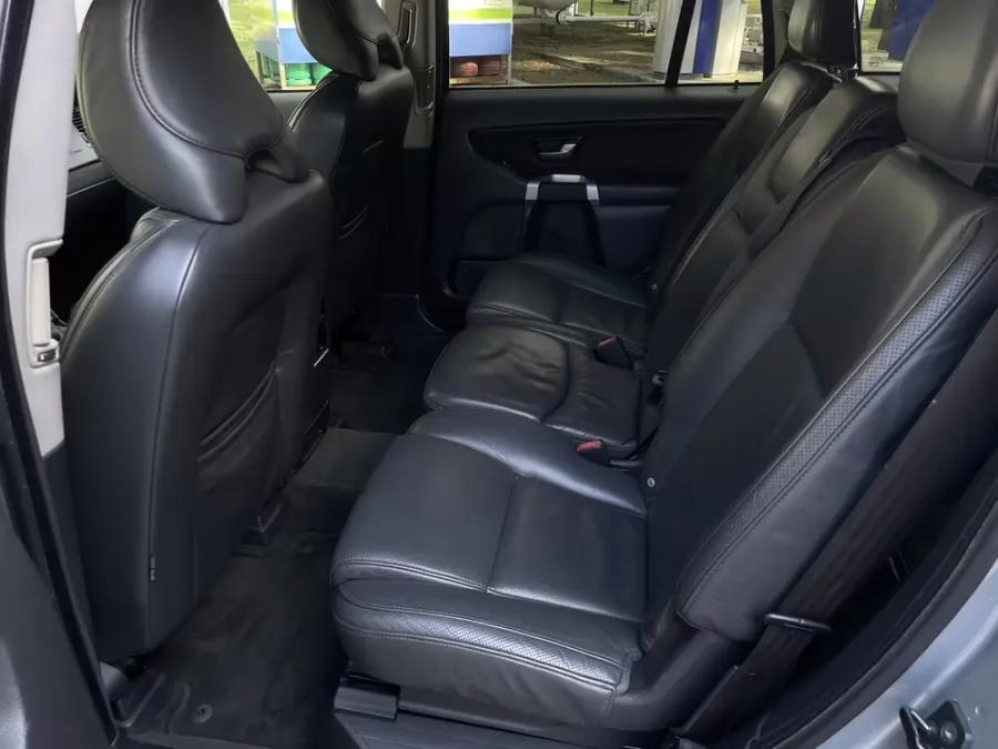Grey Volvo XC90 2007 in Riga, with an engine capacity of 2.40 L and mileage of 242 thousand km for 3000 €, photo 11 on AUTOMOTO.COM.LV