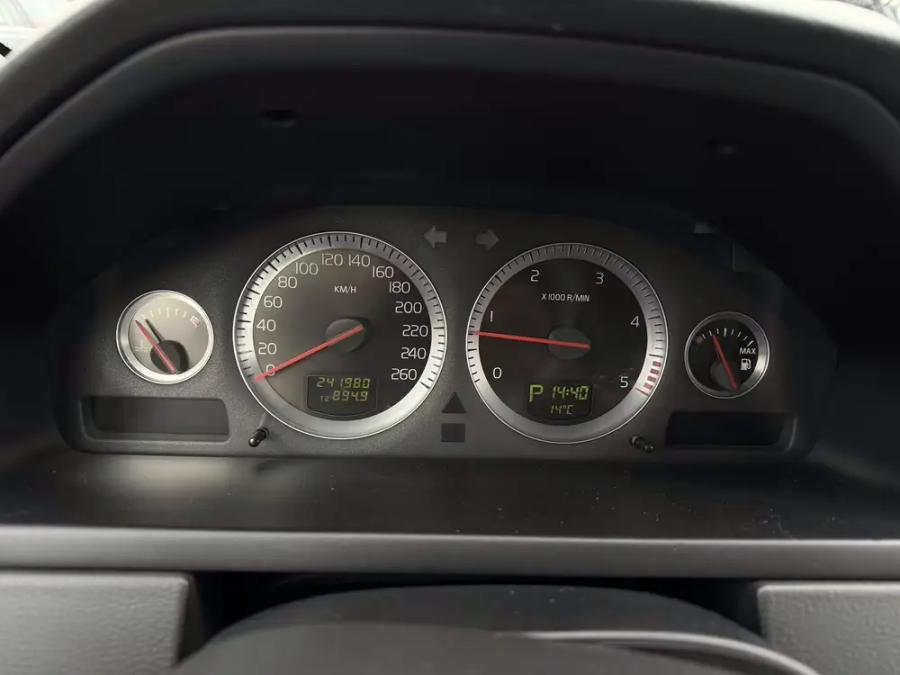 Grey Volvo XC90 2007 in Riga, with an engine capacity of 2.40 L and mileage of 242 thousand km for 3000 €, photo 16 on AUTOMOTO.COM.LV