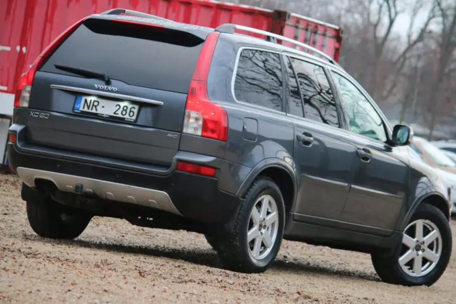 Grey Volvo XC90 2007 in Riga, with an engine capacity of 2.40 L and mileage of 286 thousand km for 6690 €, photo 3 on AUTOMOTO.COM.LV