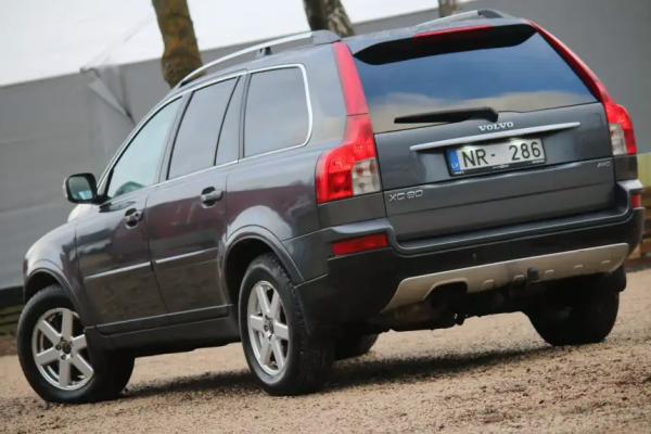 Grey Volvo XC90 2007 in Riga, with an engine capacity of 2.40 L and mileage of 286 thousand km for 6690 €, photo 4 on AUTOMOTO.COM.LV