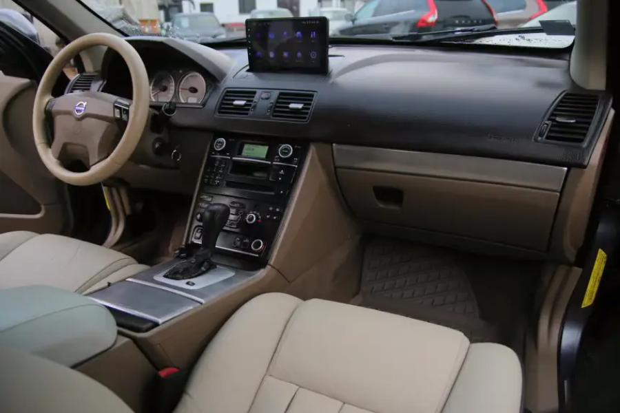 Grey Volvo XC90 2007 in Riga, with an engine capacity of 2.40 L and mileage of 286 thousand km for 6690 €, photo 11 on AUTOMOTO.COM.LV