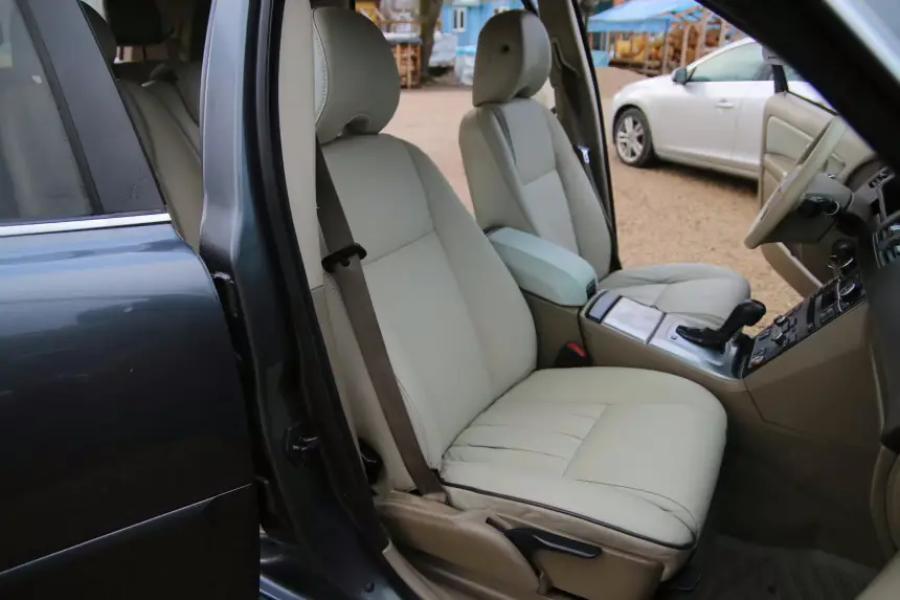 Grey Volvo XC90 2007 in Riga, with an engine capacity of 2.40 L and mileage of 286 thousand km for 6690 €, photo 13 on AUTOMOTO.COM.LV