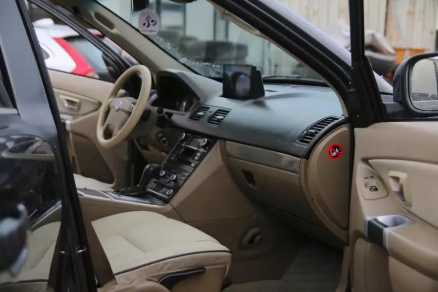 Grey Volvo XC90 2007 in Riga, with an engine capacity of 2.40 L and mileage of 286 thousand km for 6690 €, photo 14 on AUTOMOTO.COM.LV