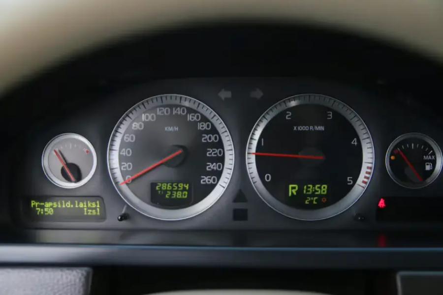 Grey Volvo XC90 2007 in Riga, with an engine capacity of 2.40 L and mileage of 286 thousand km for 6690 €, photo 20 on AUTOMOTO.COM.LV