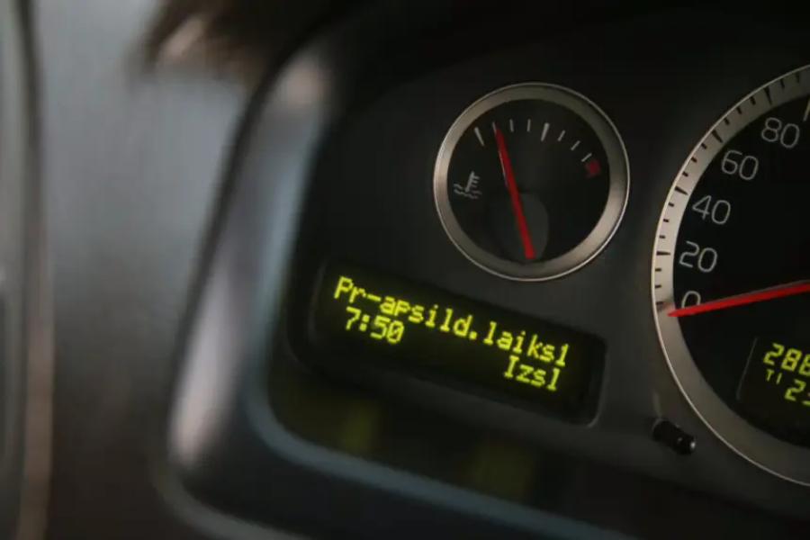 Grey Volvo XC90 2007 in Riga, with an engine capacity of 2.40 L and mileage of 286 thousand km for 6690 €, photo 21 on AUTOMOTO.COM.LV