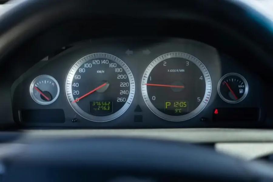 Pelēks Volvo XC90 2007 Liepāja, ar dzinēja tilpumu 2.40 L un nobraukumu 377 tūkst. km par 7500 €, foto 1 vietnē AUTOMOTO.COM.LV