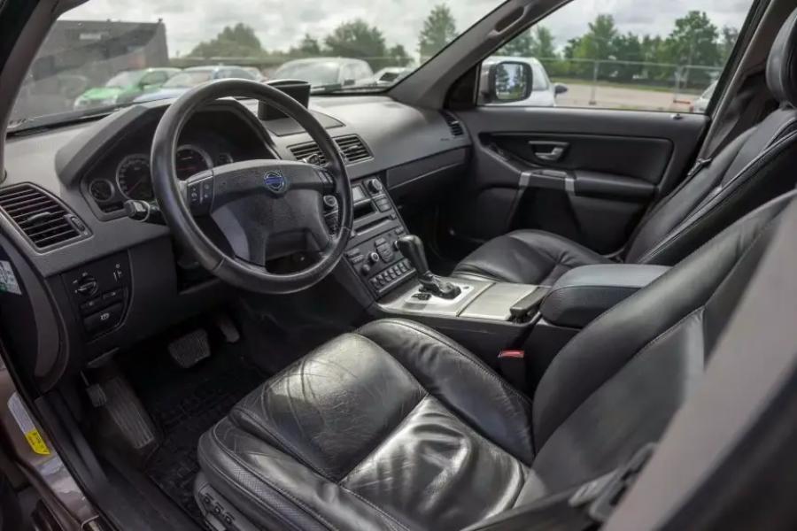 Pelēks Volvo XC90 2007 Liepāja, ar dzinēja tilpumu 2.40 L un nobraukumu 377 tūkst. km par 7500 €, foto 25 vietnē AUTOMOTO.COM.LV