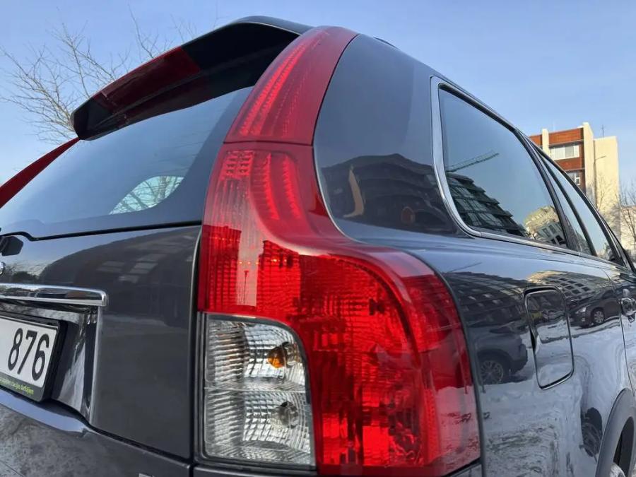 Grey Volvo XC90 2007 in Riga, with an engine capacity of 2.40 L and mileage of 355 thousand km for 4490 €, photo 7 on AUTOMOTO.COM.LV