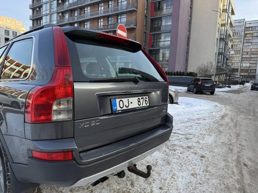 Grey Volvo XC90 2007 in Riga, with an engine capacity of 2.40 L and mileage of 355 thousand km for 4490 €, photo 8 on AUTOMOTO.COM.LV