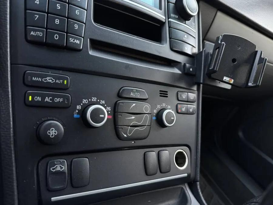 Grey Volvo XC90 2007 in Riga, with an engine capacity of 2.40 L and mileage of 355 thousand km for 4490 €, photo 18 on AUTOMOTO.COM.LV