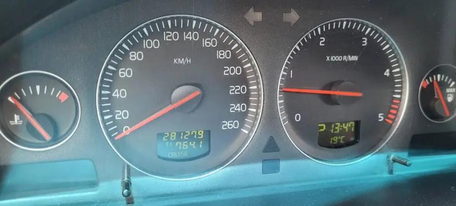 Grey Volvo XC90 2007 in Riga, with an engine capacity of 2.40 L and mileage of 281 thousand km for 3990 €, photo 5 on AUTOMOTO.COM.LV