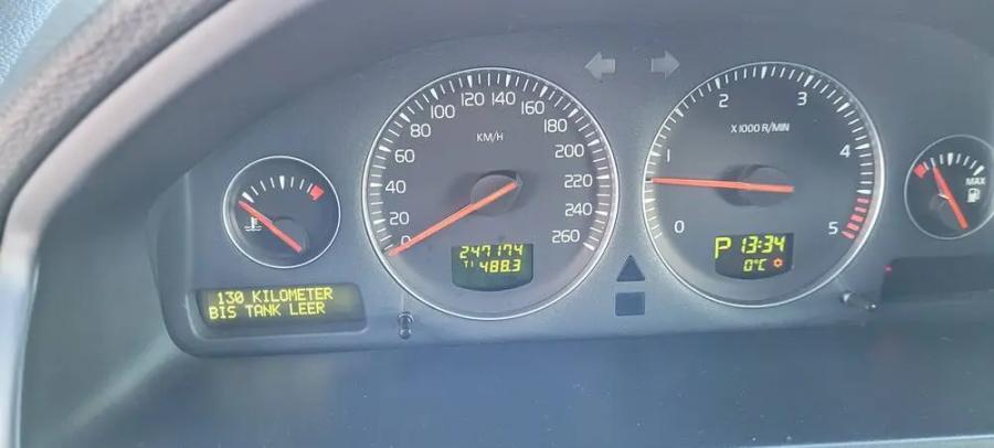 Grey Volvo XC90 2007 in Riga, with an engine capacity of 2.40 L and mileage of 247 thousand km for 8200 €, photo 15 on AUTOMOTO.COM.LV