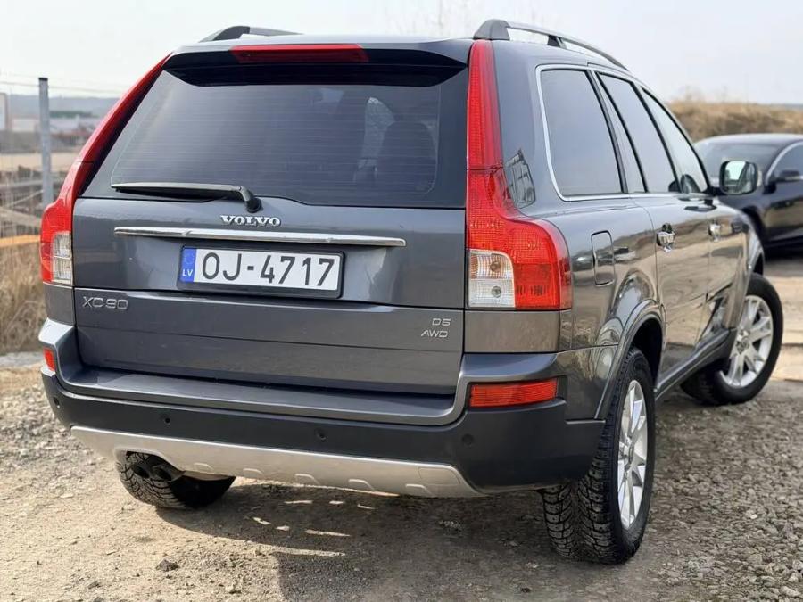 Grey Volvo XC90 2007 in Riga, with an engine capacity of 2.40 L and mileage of 290 thousand km for 6995 €, photo 5 on AUTOMOTO.COM.LV
