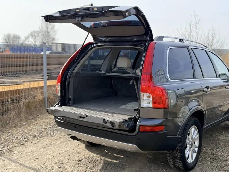 Grey Volvo XC90 2007 in Riga, with an engine capacity of 2.40 L and mileage of 290 thousand km for 6995 €, photo 7 on AUTOMOTO.COM.LV