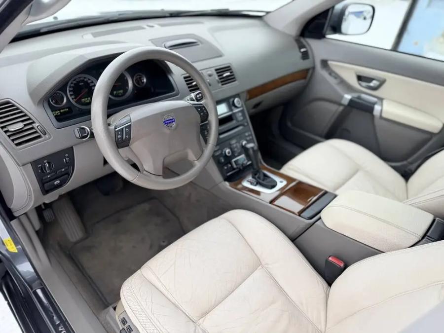 Grey Volvo XC90 2007 in Riga, with an engine capacity of 2.40 L and mileage of 290 thousand km for 6995 €, photo 9 on AUTOMOTO.COM.LV