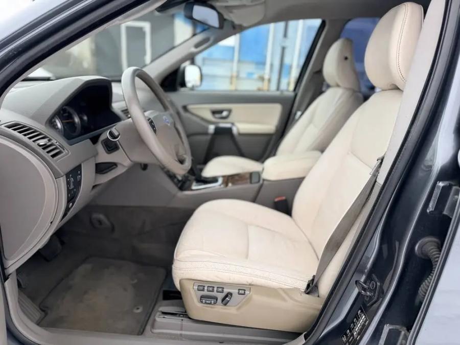 Grey Volvo XC90 2007 in Riga, with an engine capacity of 2.40 L and mileage of 290 thousand km for 6995 €, photo 10 on AUTOMOTO.COM.LV