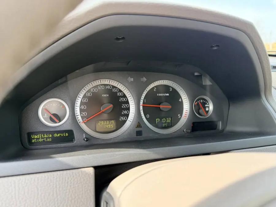 Grey Volvo XC90 2007 in Riga, with an engine capacity of 2.40 L and mileage of 290 thousand km for 6995 €, photo 11 on AUTOMOTO.COM.LV