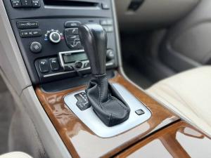 Grey Volvo XC90 2007 in Riga, with an engine capacity of 2.40 L and mileage of 290 thousand km for 6995 €, photo 12 on AUTOMOTO.COM.LV