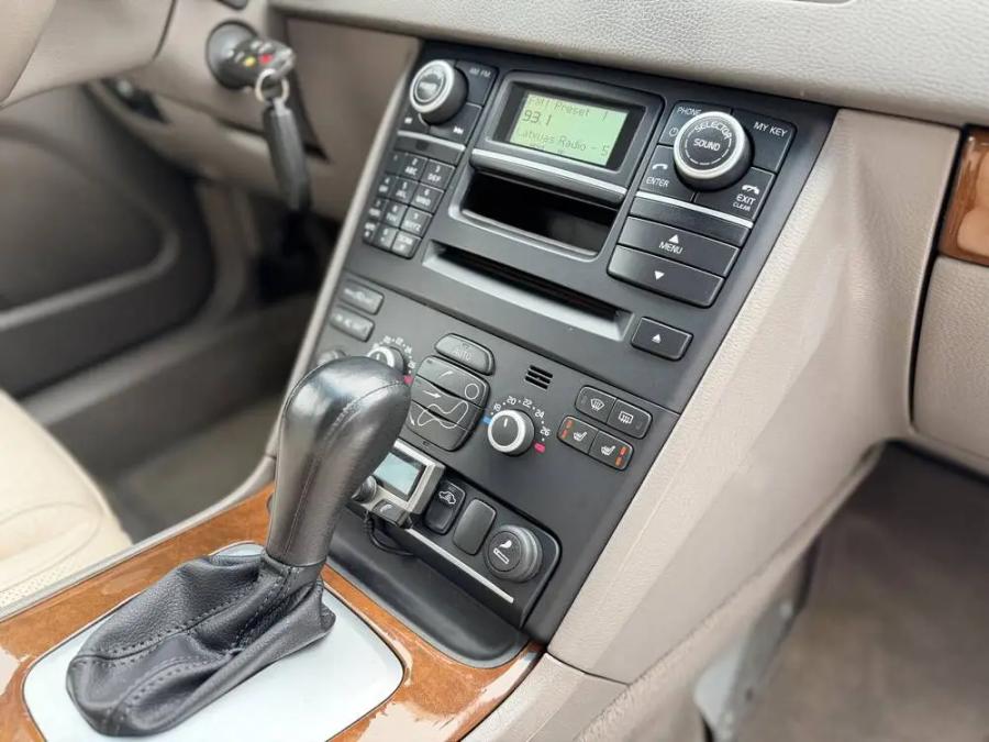 Grey Volvo XC90 2007 in Riga, with an engine capacity of 2.40 L and mileage of 290 thousand km for 6995 €, photo 18 on AUTOMOTO.COM.LV