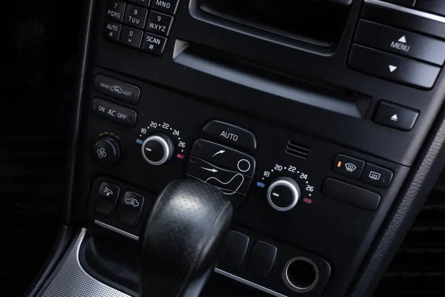 Pelēks Volvo XC90 2007 Jelgava, ar dzinēja tilpumu 2.40 L un nobraukumu 236 tūkst. km par 5300 €, foto 21 vietnē AUTOMOTO.COM.LV