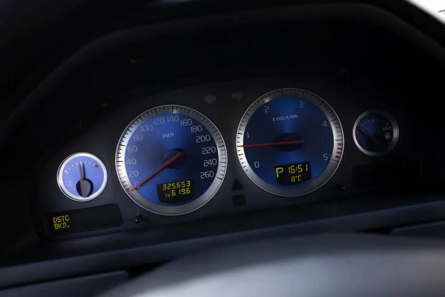 Pelēks Volvo XC90 2007 Jelgava, ar dzinēja tilpumu 2.40 L un nobraukumu 236 tūkst. km par 5300 €, foto 23 vietnē AUTOMOTO.COM.LV