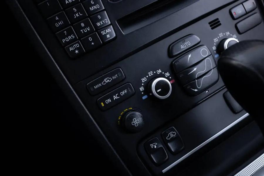 Pelēks Volvo XC90 2007 Jelgava, ar dzinēja tilpumu 2.40 L un nobraukumu 236 tūkst. km par 5300 €, foto 24 vietnē AUTOMOTO.COM.LV