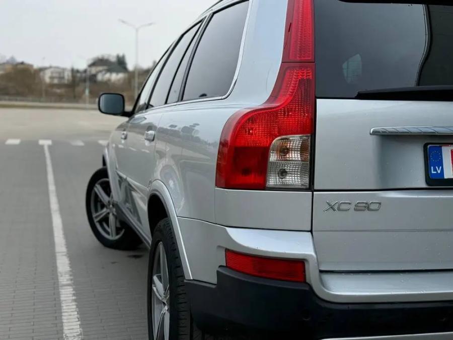 Grey Volvo XC90 2007 in Rezekne, with an engine capacity of 2.40 L and mileage of 262 thousand km for 6490 €, photo 9 on AUTOMOTO.COM.LV