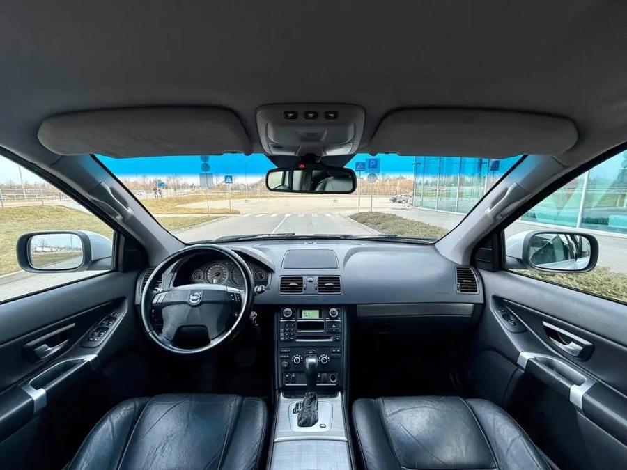 Grey Volvo XC90 2007 in Rezekne, with an engine capacity of 2.40 L and mileage of 262 thousand km for 6490 €, photo 10 on AUTOMOTO.COM.LV
