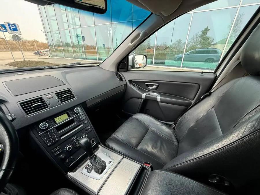Grey Volvo XC90 2007 in Rezekne, with an engine capacity of 2.40 L and mileage of 262 thousand km for 6490 €, photo 13 on AUTOMOTO.COM.LV