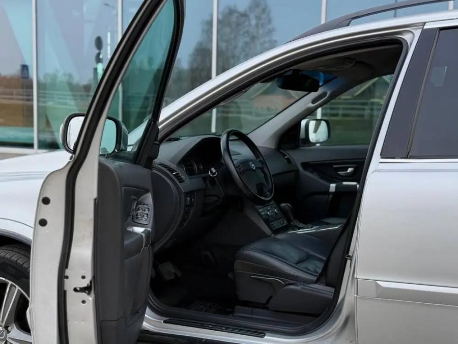 Grey Volvo XC90 2007 in Rezekne, with an engine capacity of 2.40 L and mileage of 262 thousand km for 6490 €, photo 14 on AUTOMOTO.COM.LV