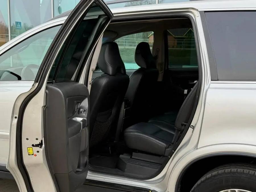 Grey Volvo XC90 2007 in Rezekne, with an engine capacity of 2.40 L and mileage of 262 thousand km for 6490 €, photo 16 on AUTOMOTO.COM.LV