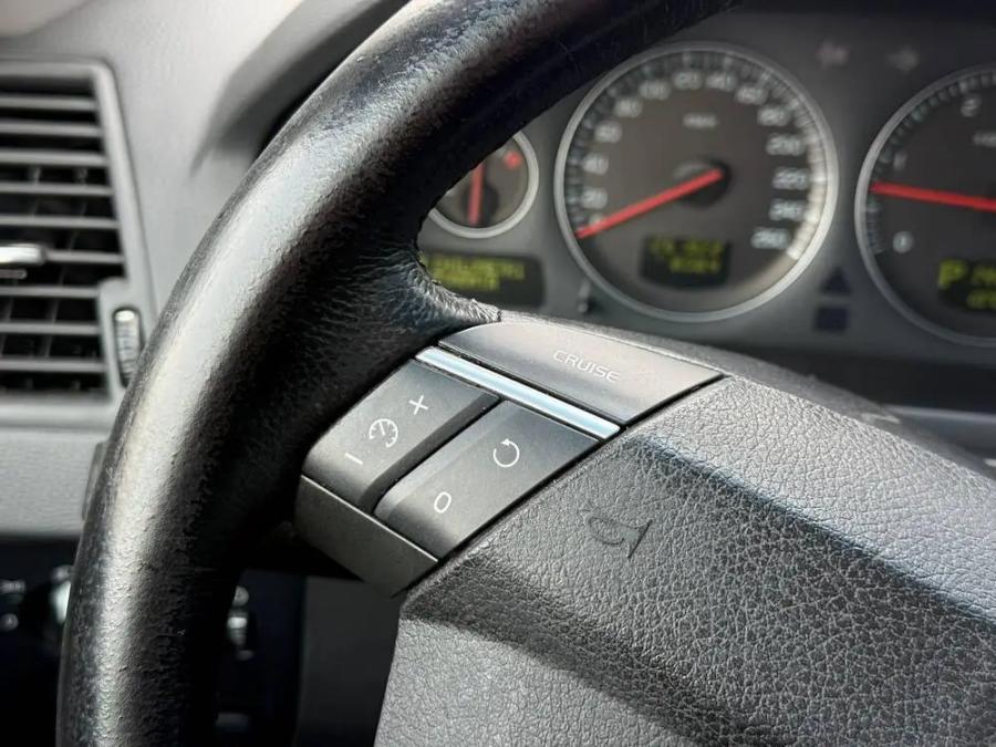 Grey Volvo XC90 2007 in Rezekne, with an engine capacity of 2.40 L and mileage of 262 thousand km for 6490 €, photo 17 on AUTOMOTO.COM.LV