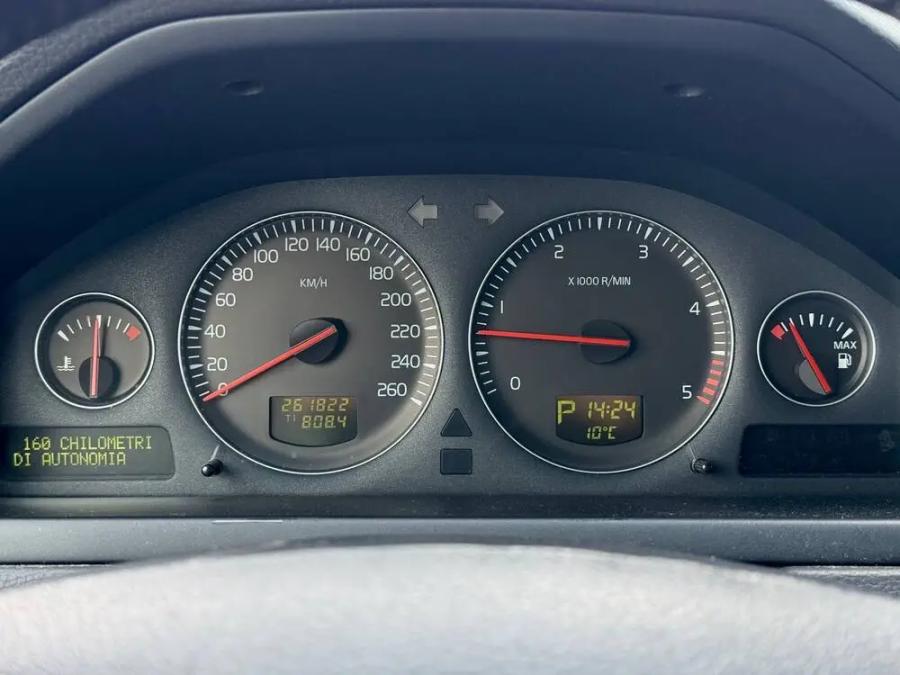 Grey Volvo XC90 2007 in Rezekne, with an engine capacity of 2.40 L and mileage of 262 thousand km for 6490 €, photo 18 on AUTOMOTO.COM.LV