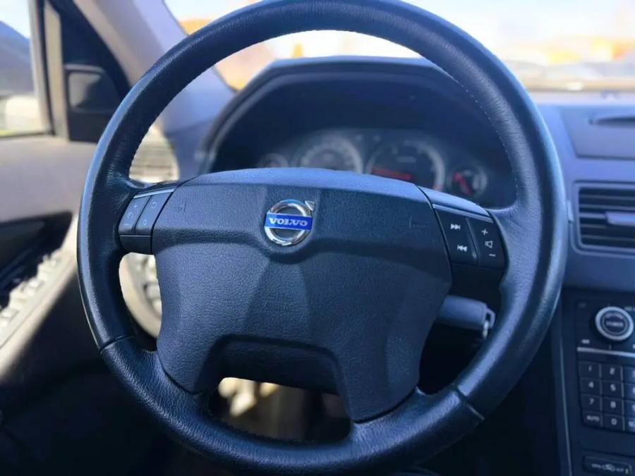 Pelēks Volvo XC90 2007 Rīga, ar dzinēja tilpumu 2.40 L un nobraukumu 246 tūkst. km par 4500 €, foto 15 vietnē AUTOMOTO.COM.LV