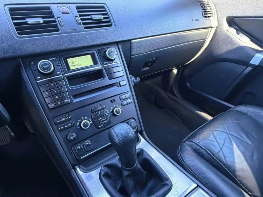 Pelēks Volvo XC90 2007 Rīga, ar dzinēja tilpumu 2.40 L un nobraukumu 246 tūkst. km par 4500 €, foto 17 vietnē AUTOMOTO.COM.LV