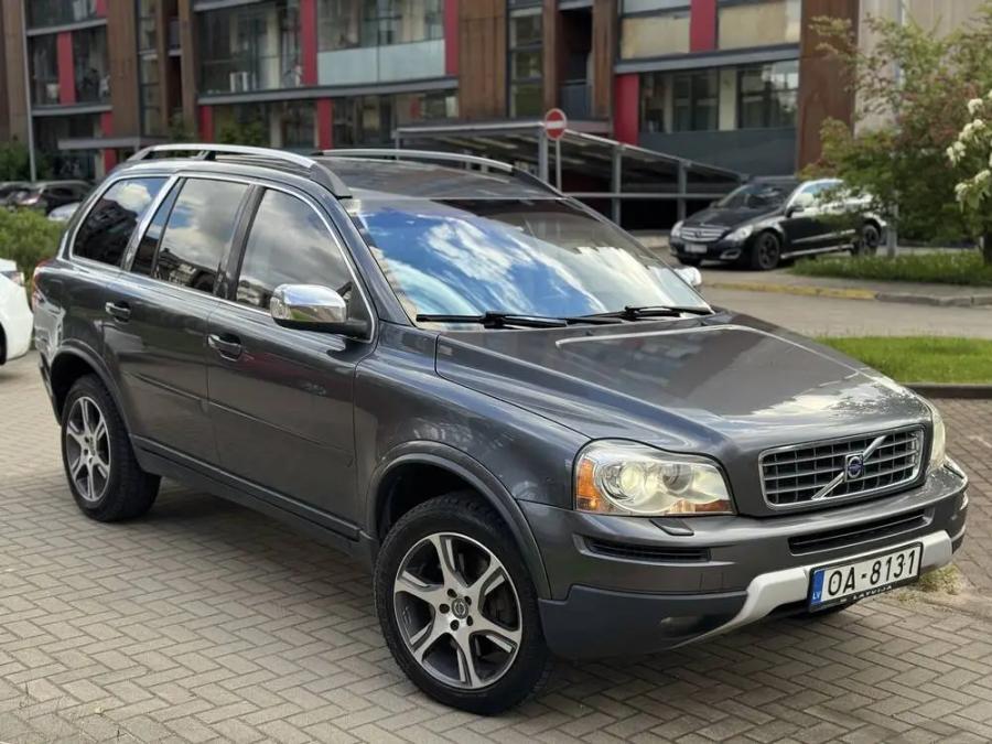 Grey Volvo XC90 2007 in Riga, with an engine capacity of 2.40 L and mileage of 367 thousand km for 5290 €, photo 1 on AUTOMOTO.COM.LV