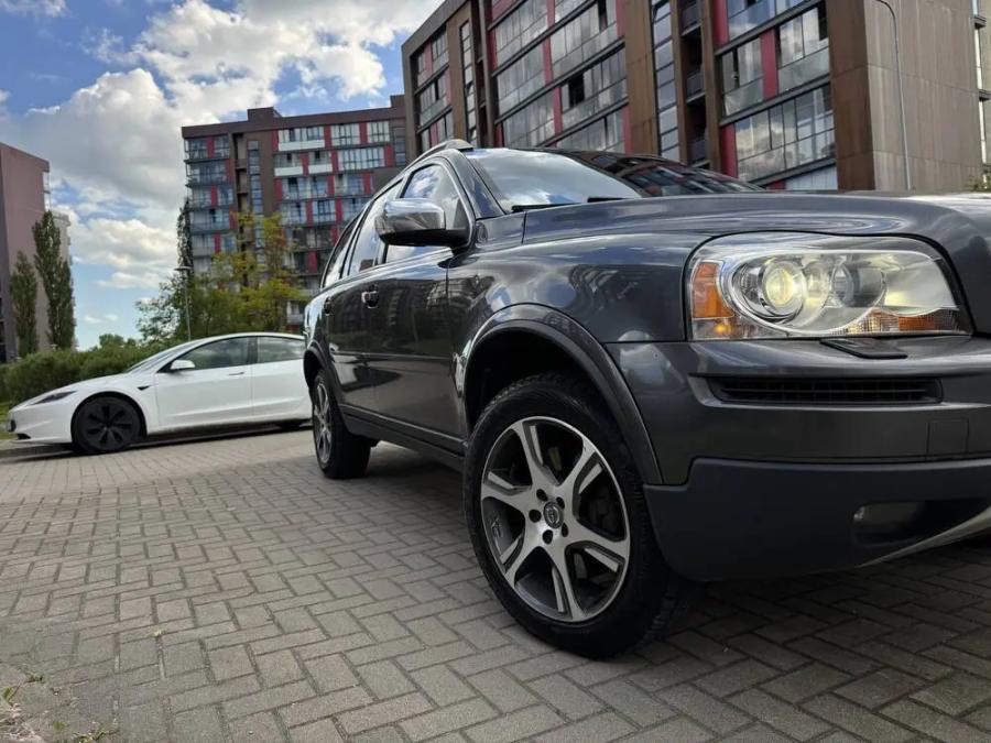 Grey Volvo XC90 2007 in Riga, with an engine capacity of 2.40 L and mileage of 367 thousand km for 5290 €, photo 4 on AUTOMOTO.COM.LV